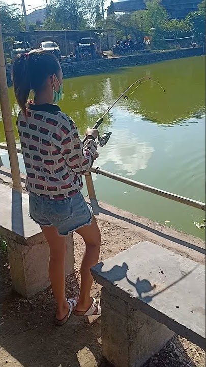 Cewek seksi belajar mancing - YouTube