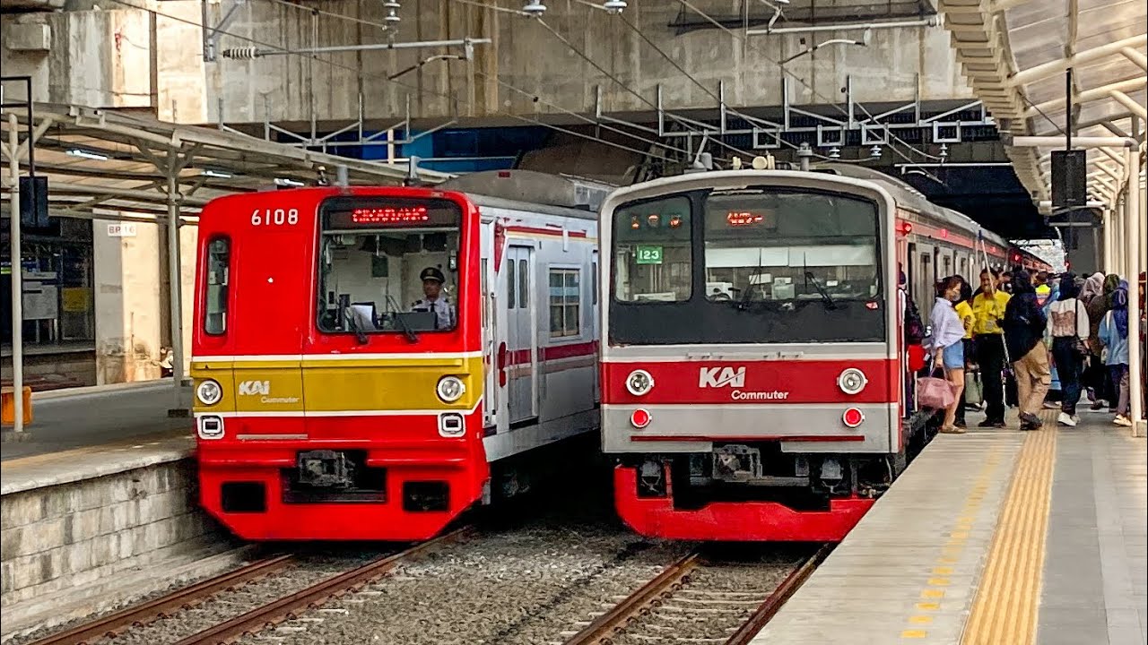 Kumpulan KRL Commuter Line di Stasiun Manggarai SO-7 Spesial Awal Tahun ...