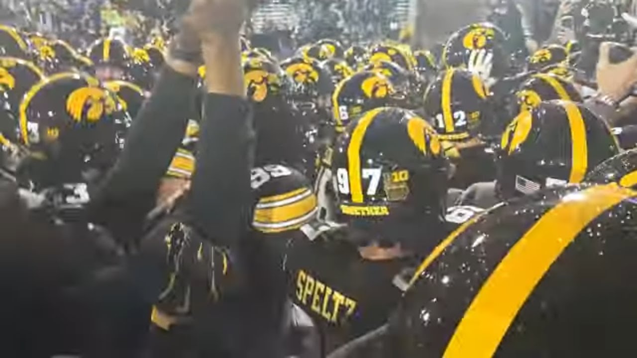 Iowa Hawkeyes Troll Wisconsin With Jump Around #hawkeyes - YouTube