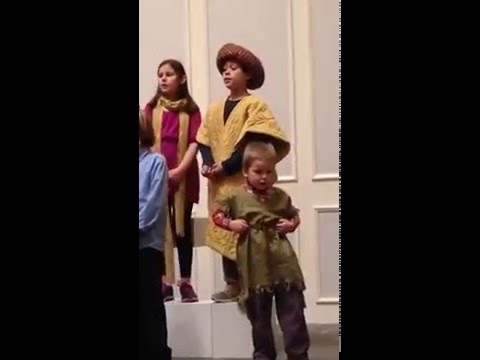 2021 Boy has to pee during Christmas pageant; Dances instead