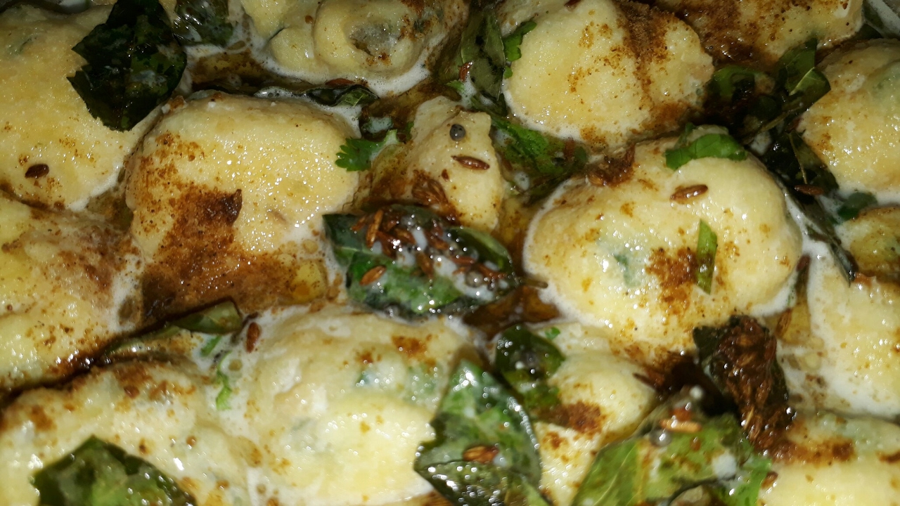 Moong Daal Dahi bada/ moong Daal Dahi pakoda/ old Delhi famous recipe ...