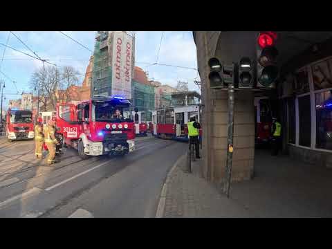 W Bydgoszczy tramwaj wykoleił się z szyn i uderzył w budynek „Savoya” - YouTube