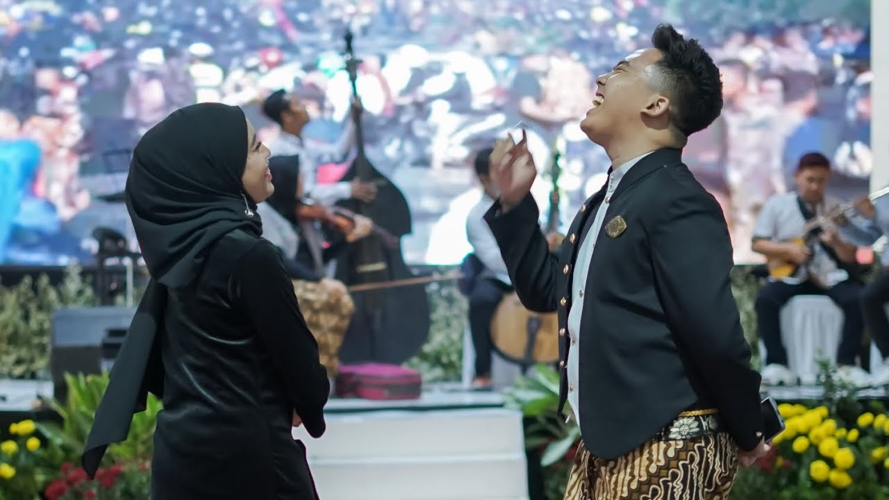 Chrisye semusim - live musik keroncong - YouTube