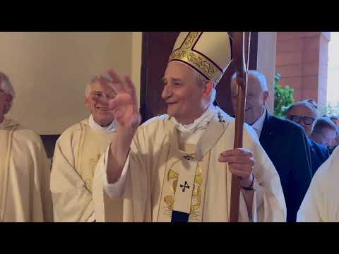 Le emozioni di Zuppi tra i suoi preti