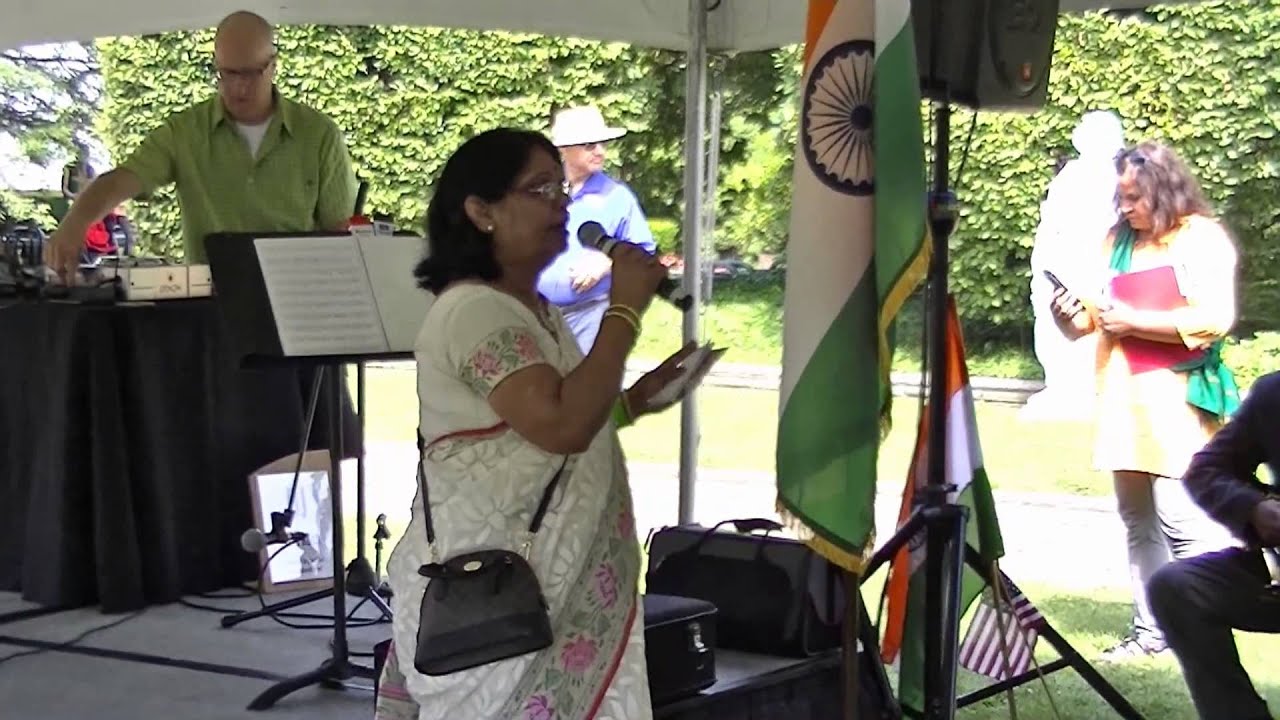 Usha Gupta singing on India Independence Day - YouTube