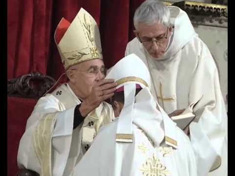 Eveque: les signes et gestes de l'ordination - YouTube