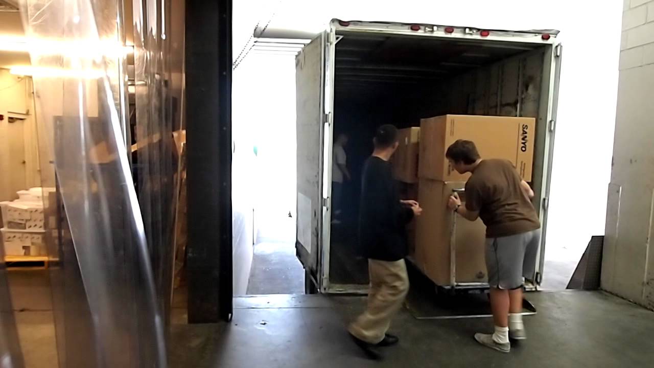 Loading up the trailer - YouTube