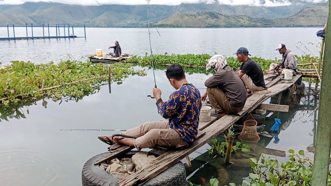 MEMANCING DI DANAU TOBA || AKTIVITAS MASYARAKAT PESISIR - YouTube