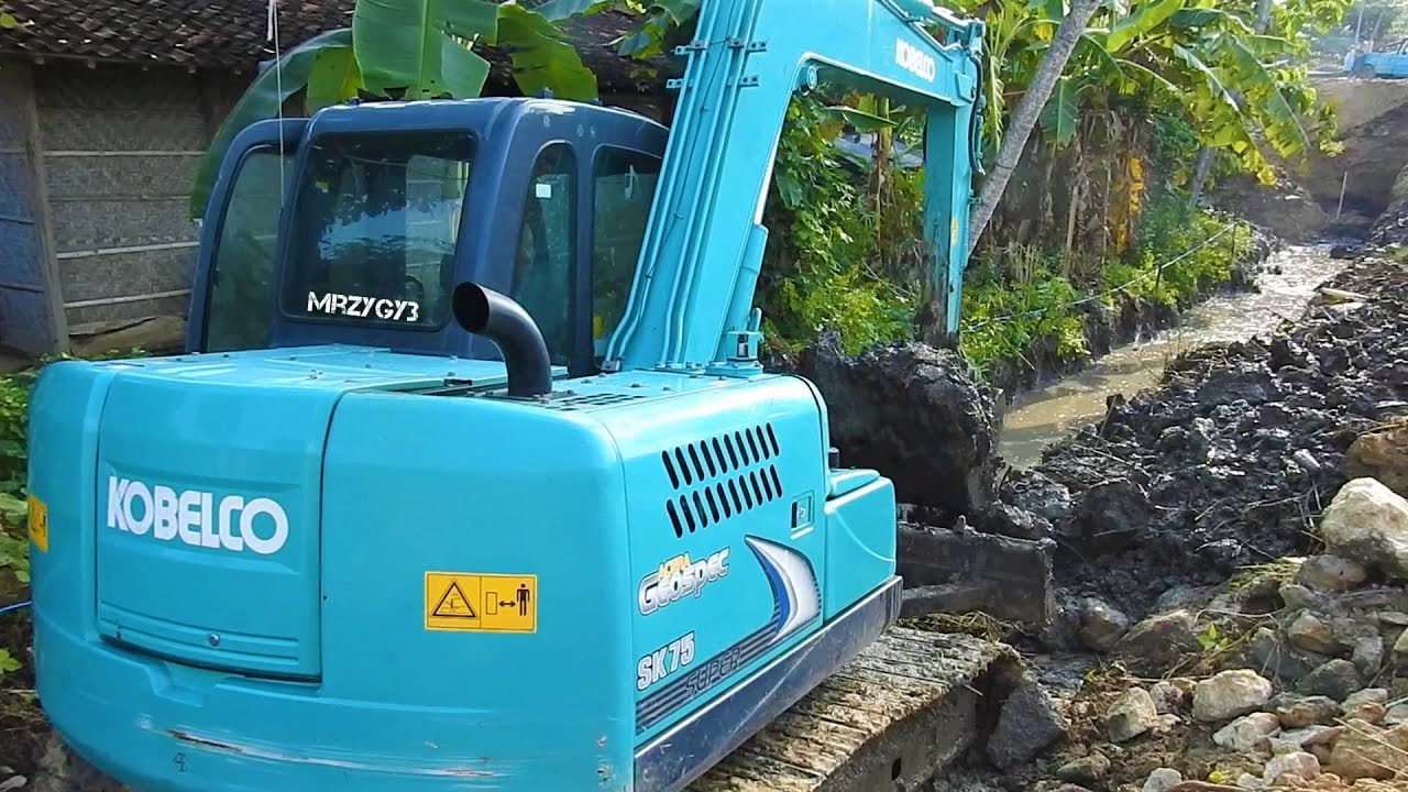 Mini Excavator Digging Trench Kobelco SK75 - YouTube