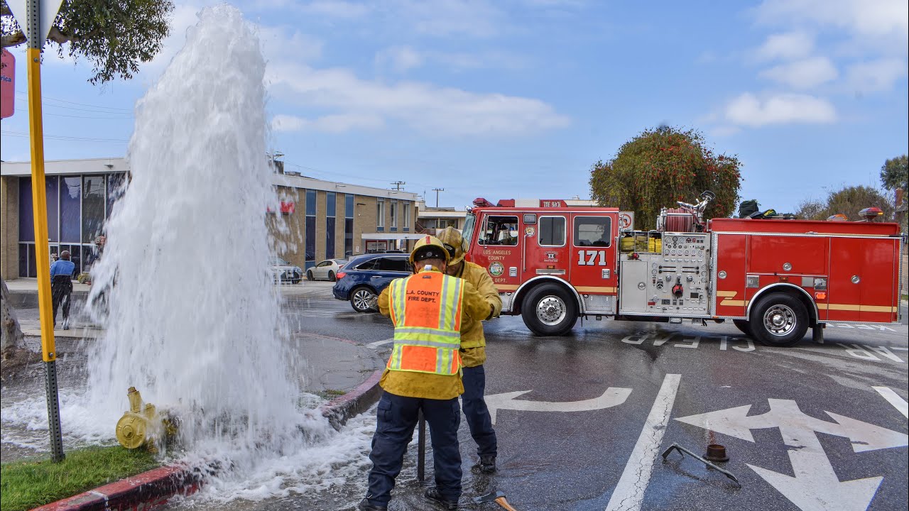LACo.FD Engine 171: Sheared Hydrant - YouTube