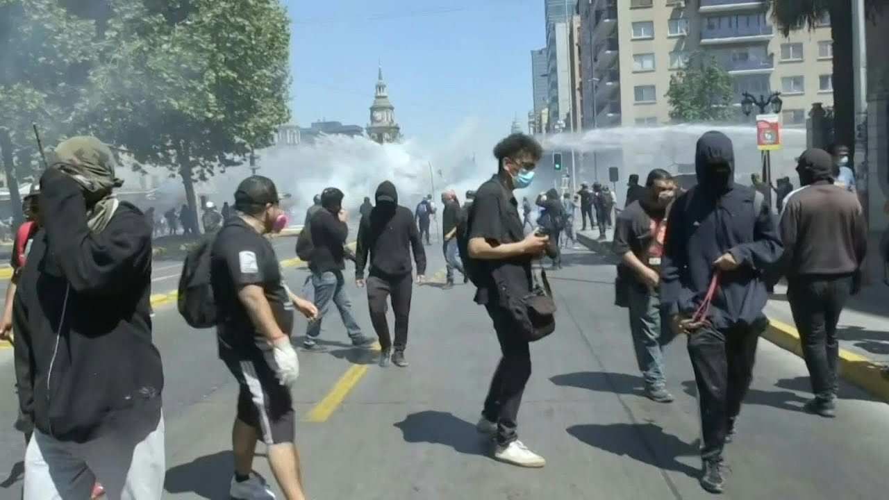 Chile Mapuche protest turns violent with clashes and anti-riot police ...