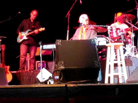 Toni Wine performing "Groovy Kind Of Love" with Tony Orlando and the ...