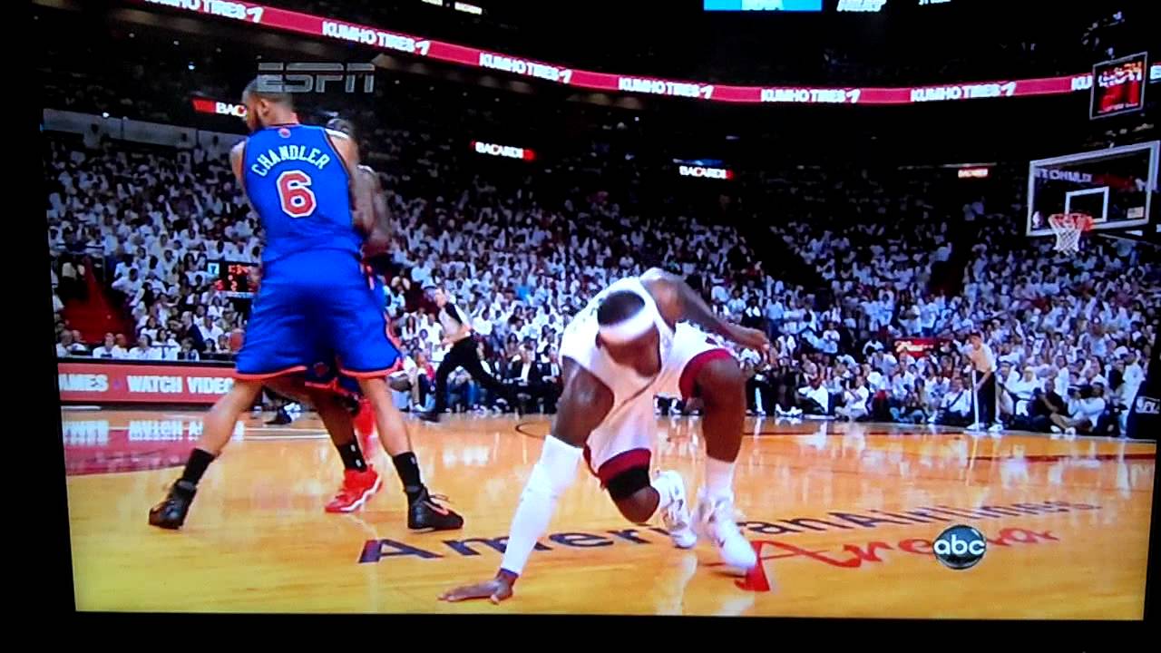 Lebron James flop vs Knicks - YouTube