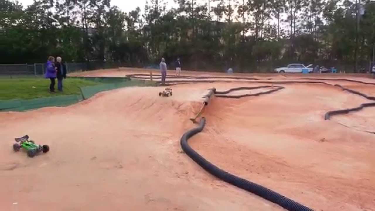 E Buggy hitting the clay at Strickland RC Park - YouTube