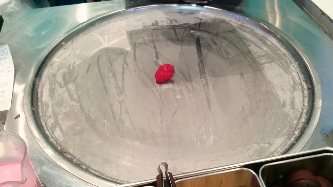 ROLL ICE CREAM FACTORY 原宿店 - YouTube
