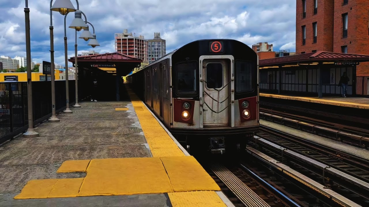 R142 & R142A (4) & (5) Train Action @ 167th Street - YouTube