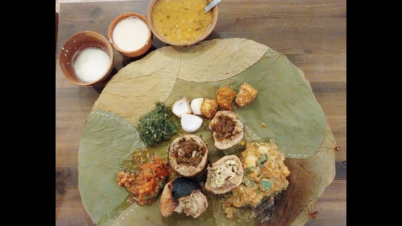 BAATI CHOKHA RESTAURANT IN VARANASI - YouTube