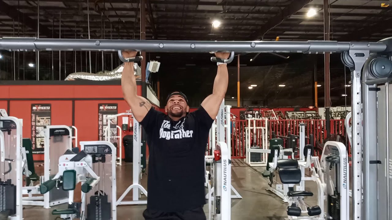 HOW TO DO 10 CLAPPING PULL UPS AT 218 POUNDS....WOW!! #shorts - YouTube