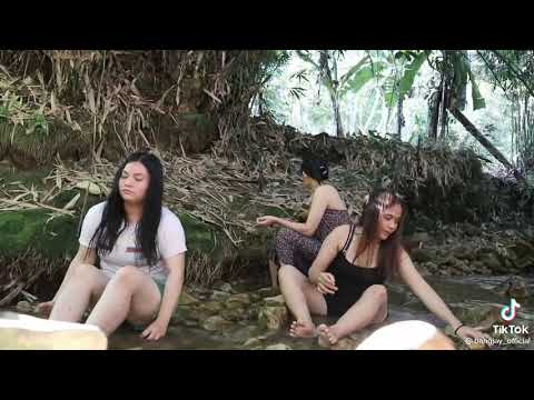 kumpulan gadis cantik mandi di sungai