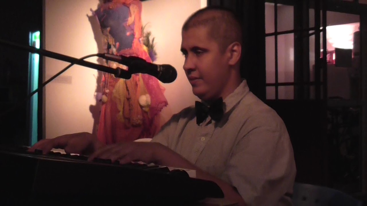 El Niño Mauricio. Alex Eric Montenegro (voz y piano) - YouTube