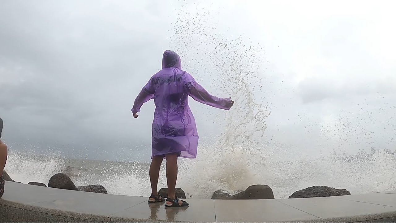 Marine drive rain | Rain in Mumbai | High tide hits Marine Drive ...