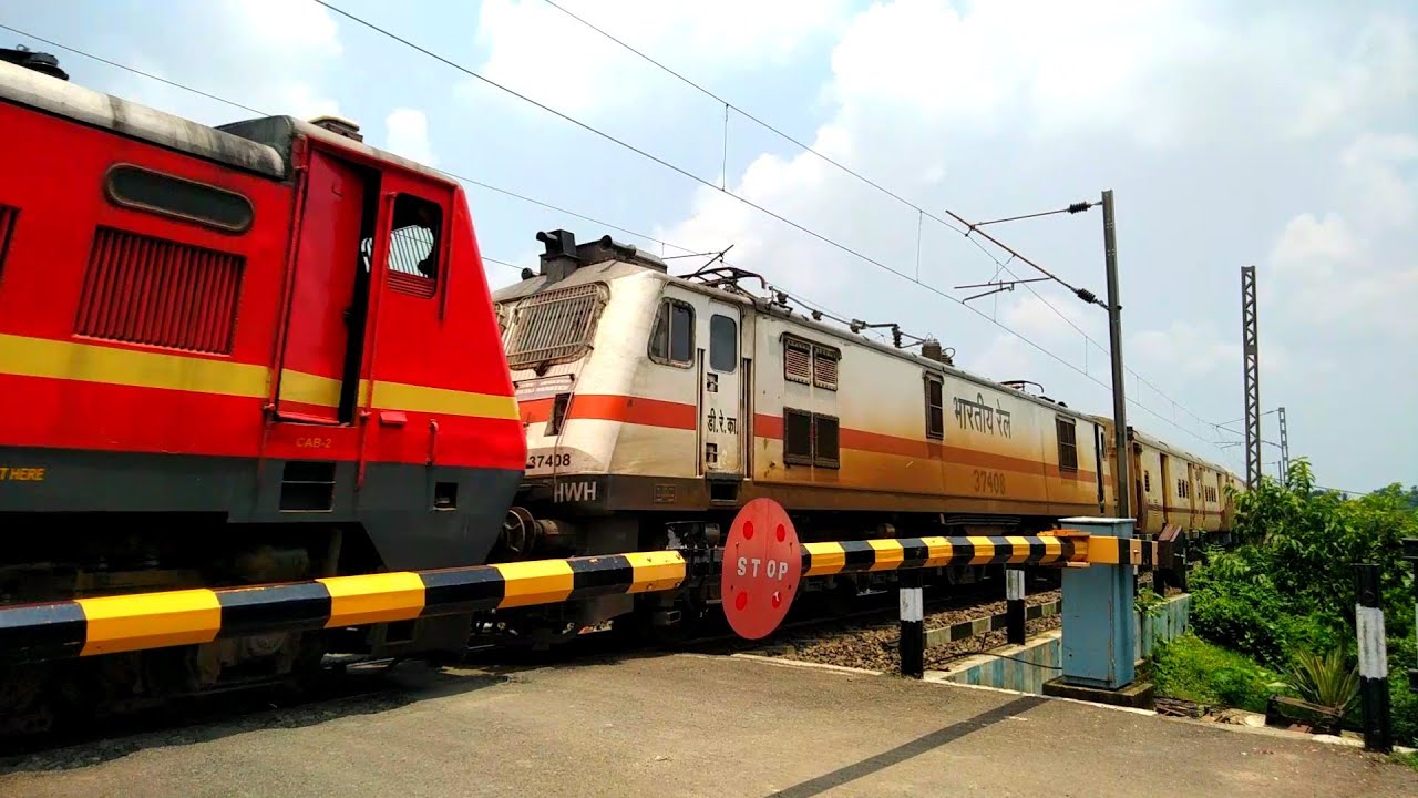Double Engine Train Like Bullet At Railgate |Classic Twin Loco With ...