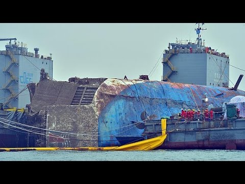 Güney Kore'de Sewol feribotu denizin dibinden gün yüzüne çıkartıldı
