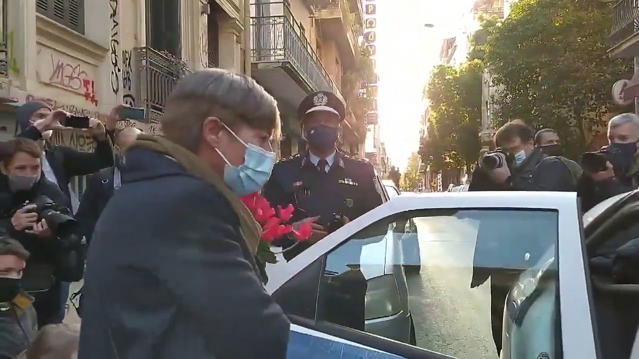 Η αστυνομία προσαγάγει 3 ανθρώπους που πήγαν να αφήσουν λουλούδια στο ...