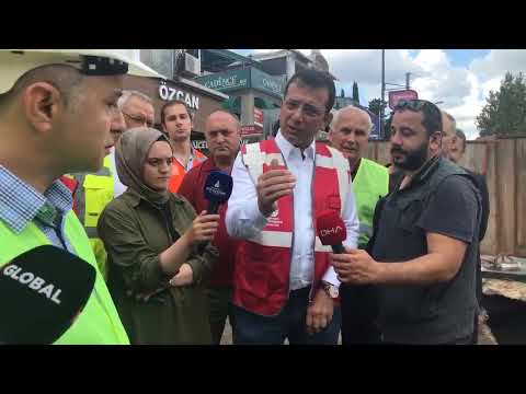 Başkan Ekrem İmamoğlu, yağmurdan etkilenen yerlerden biri olan Üsküdar meydanında inceleme yapıyor.