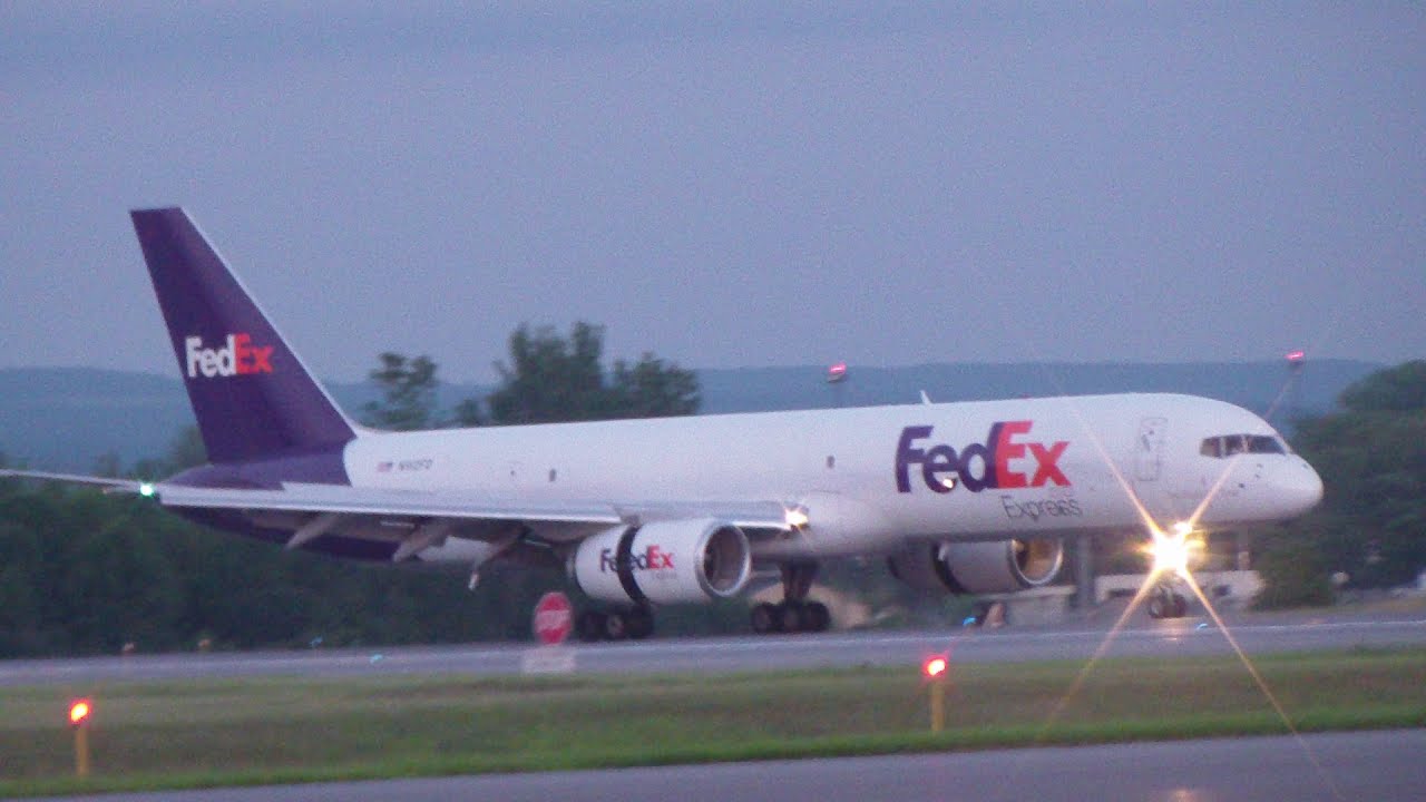 FedEx 757-200F Beautiful Sunset Landing (HD) - YouTube
