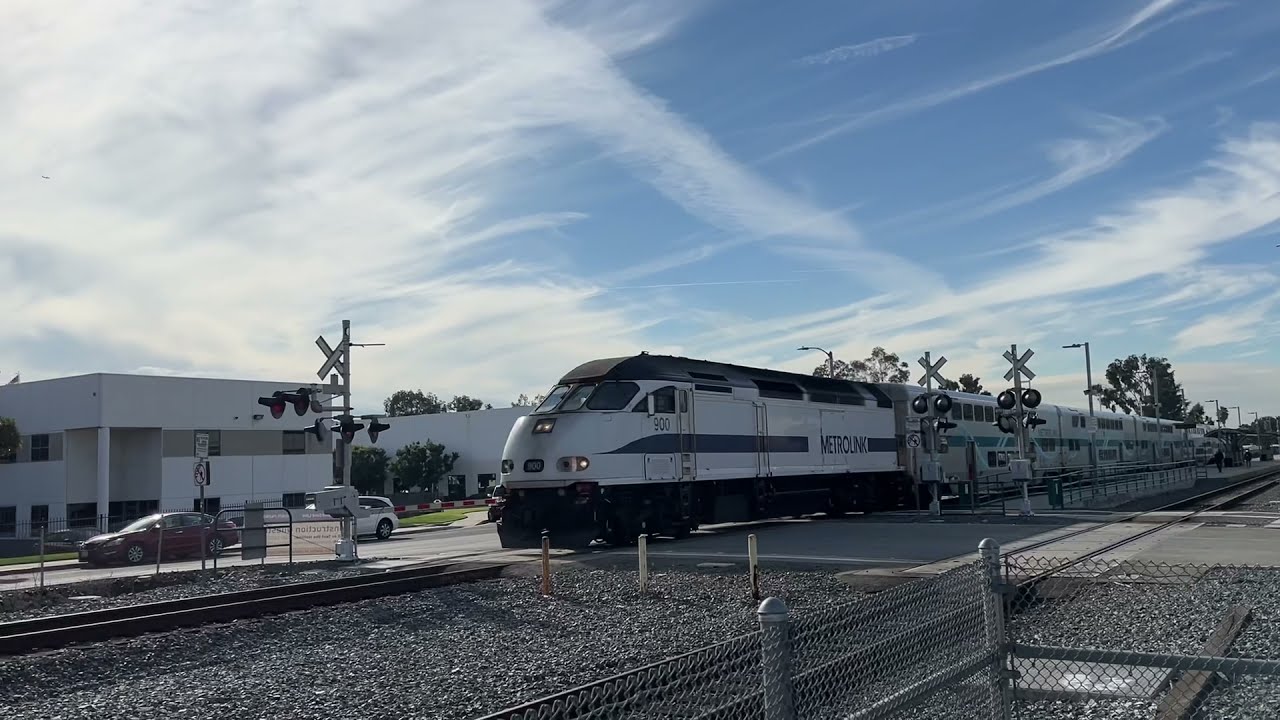 MP36PH-3C SCAX 900 leads Metrolink M314 at Pomona-North 12/16/2021 - YouTube