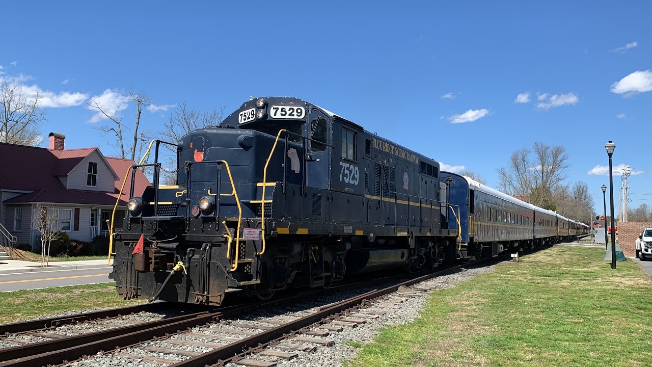 Shorts: Blue Ridge Scenic Railway Train arrives into the station - YouTube