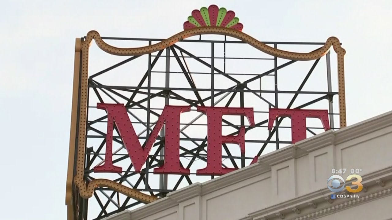 New Roof Sign Unveiled At The Met On Saturday Night - YouTube