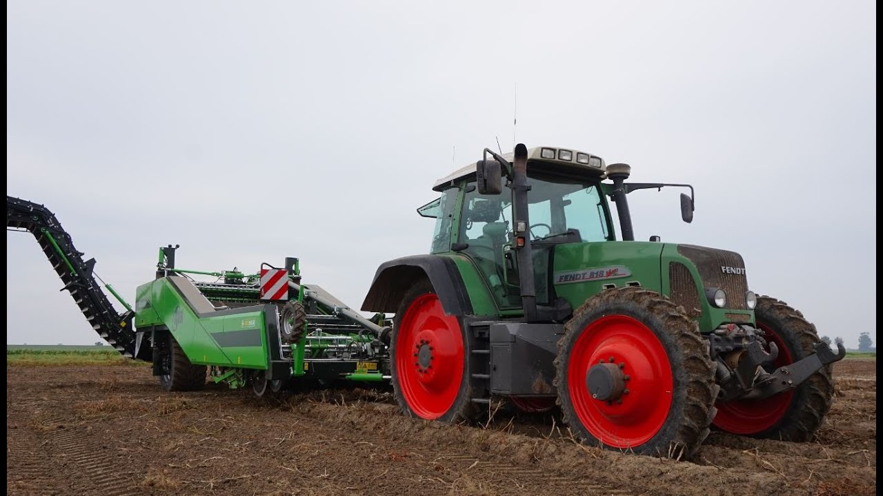 Aardappelen rooien met de AVR Apache 4 rij getrokken wagen-rooier ...