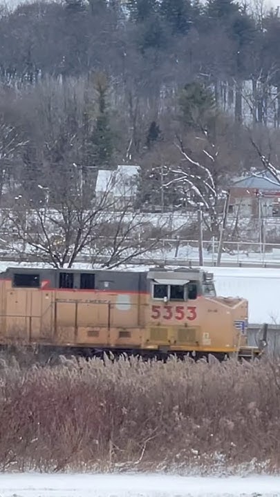 UP #5353 & CN #2969 lead CSX B780 through Fonda, NY!!! - YouTube