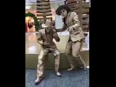 Heykel Şakası Bu adamlar Tam dayaklık Gülmek garanti !