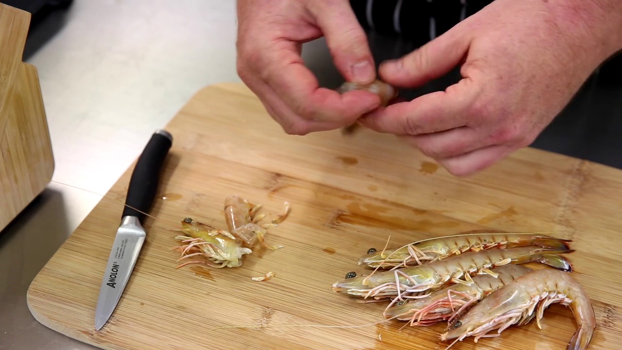 How To Peel a Prawn HD - YouTube