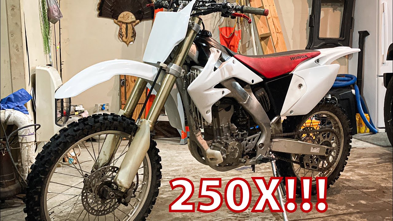 Swapping a CRF250R number plate onto a 250X!!! CRF250X transformation ...