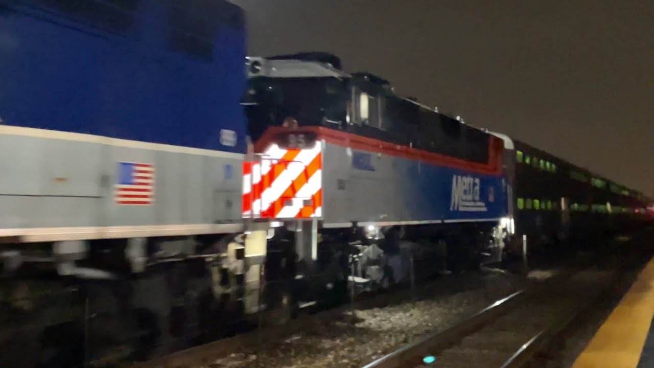 MDN train 2135 rolls into Northbrook with METX 95 trailing - YouTube