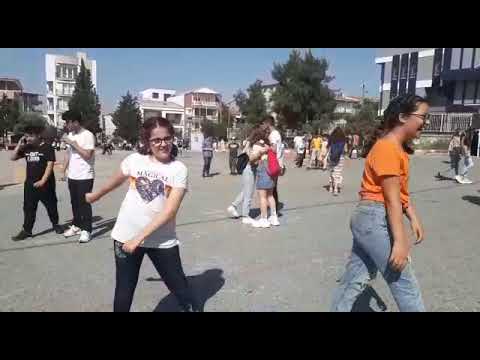 Öğrencilerden Karne heyecanı (Bornova Mevlana Ortaokulu)