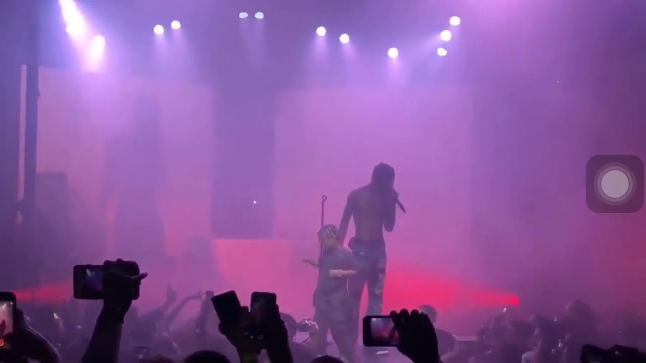 Kid sings with Travis Scott at concert! Lol - YouTube