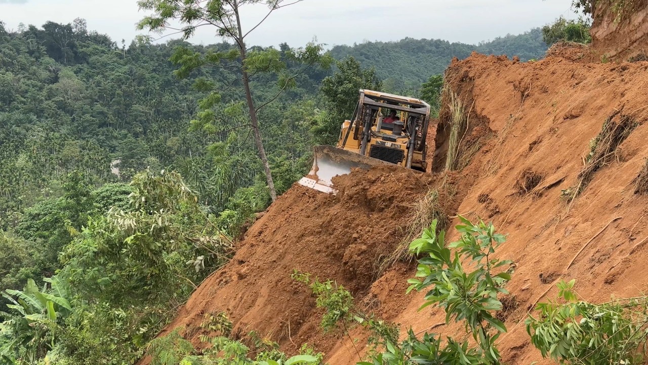 D6R XL Bulldozer Technique Forms a Stable Palm Terrace on a ...