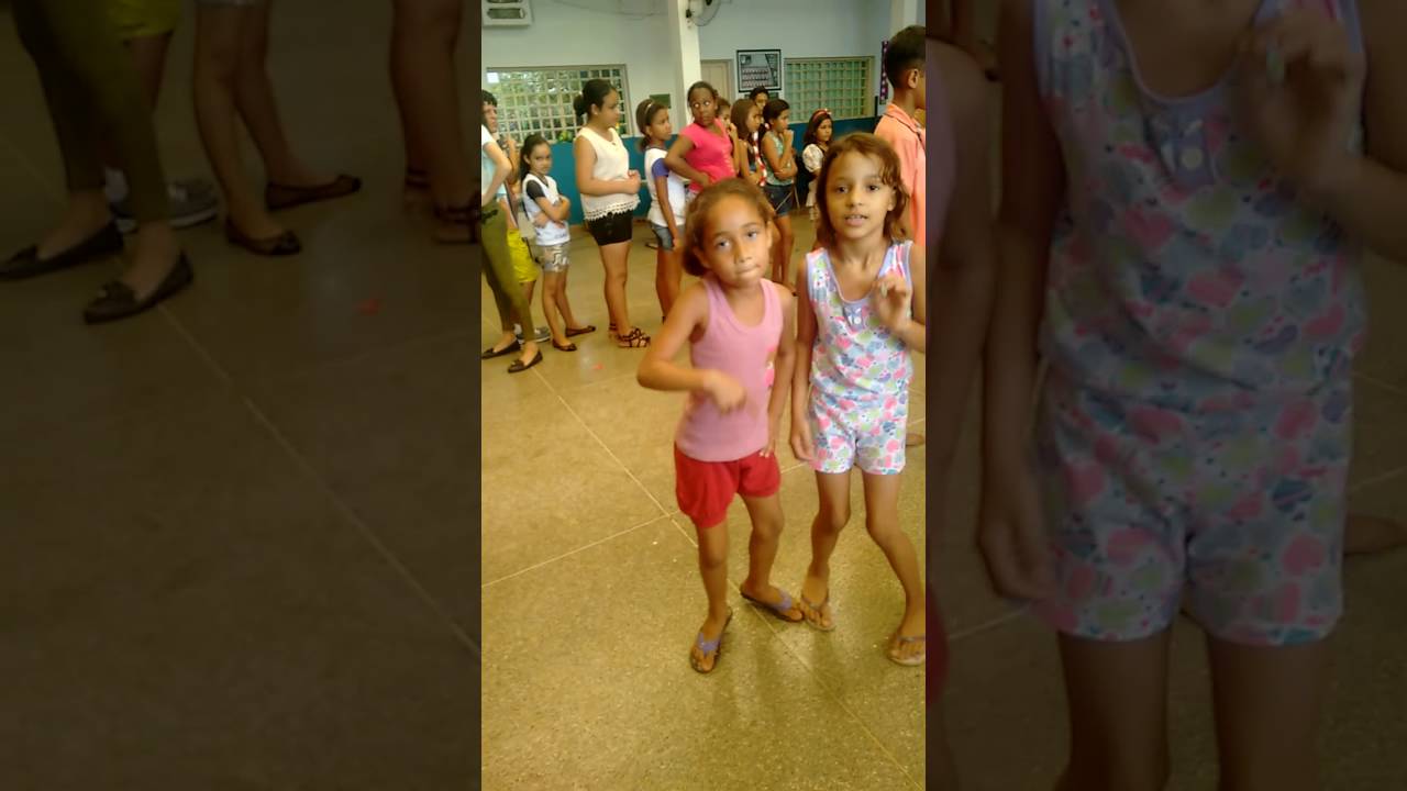 Menininha dançando funk na escola - YouTube