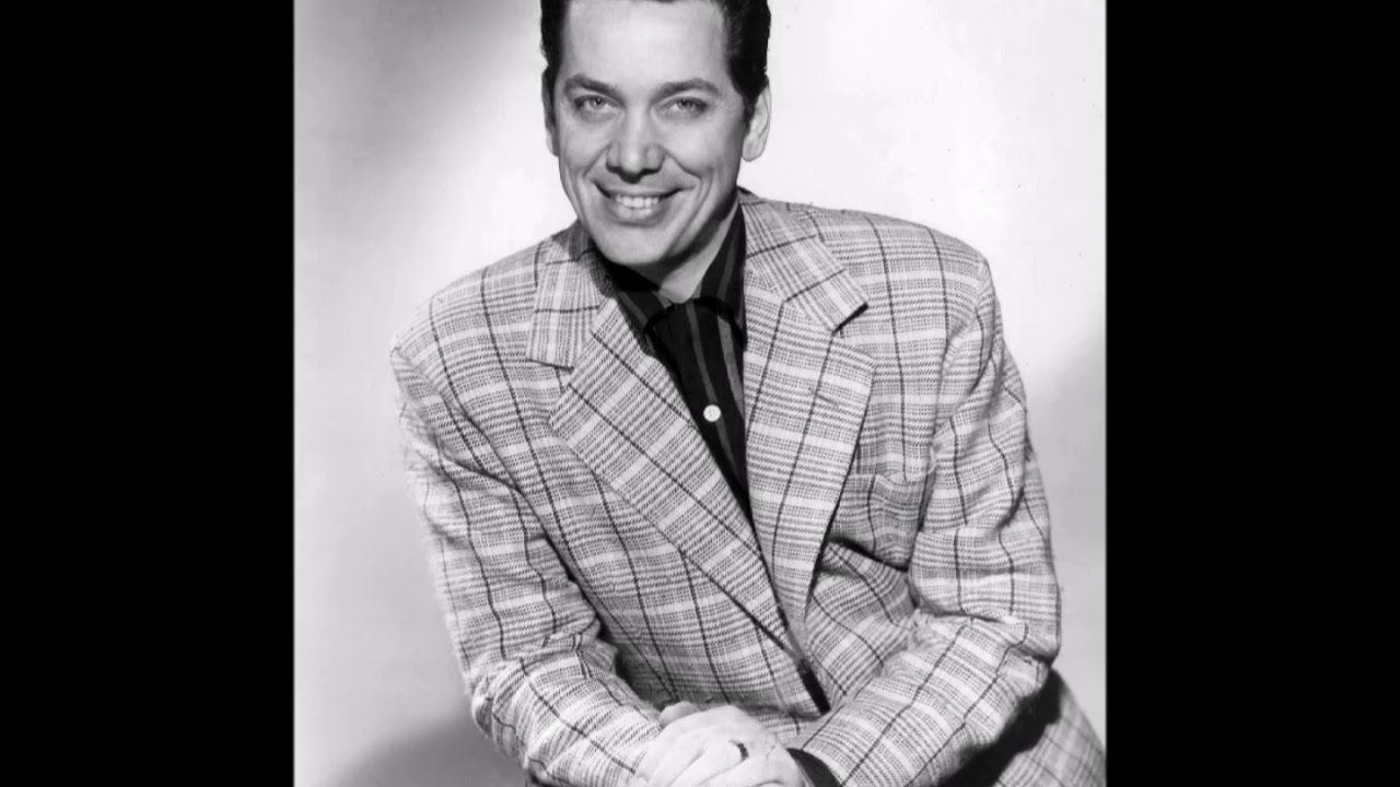 John Conte with the Johnny Guarnieri Quintet – April in Paris - YouTube