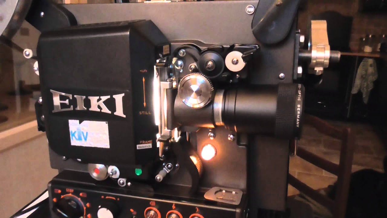 Proiettore EIKI NT 2 16mm. (mentre proietta un documentario in ...