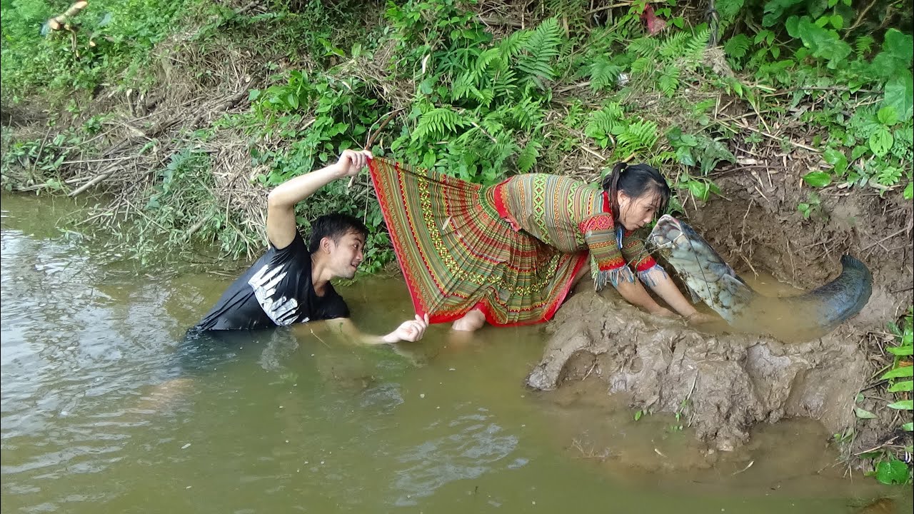 Unique Skills Catch Large Fish In Mud Holes - Primitive Skills Fishing ...