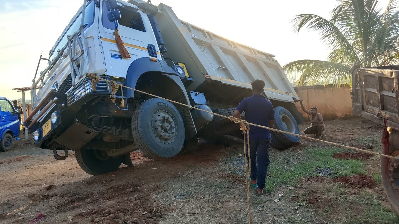 Big Truck Crash / JCB 3DX HELPING TRUCK / TATA TRUCK DANGER VIDEO/ JCB ...