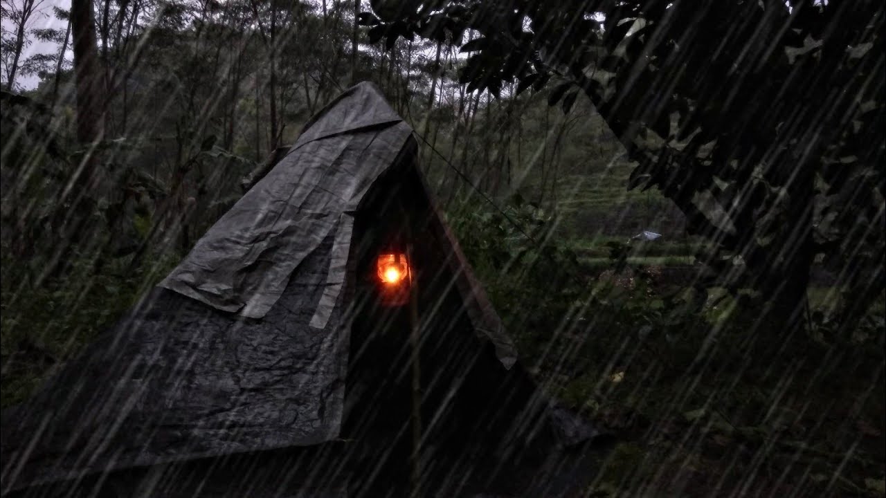 SOLO CAMPING IN HEAVY RAIN WITH THUNDERSTORM • RELAXING IN THE TRAP ...