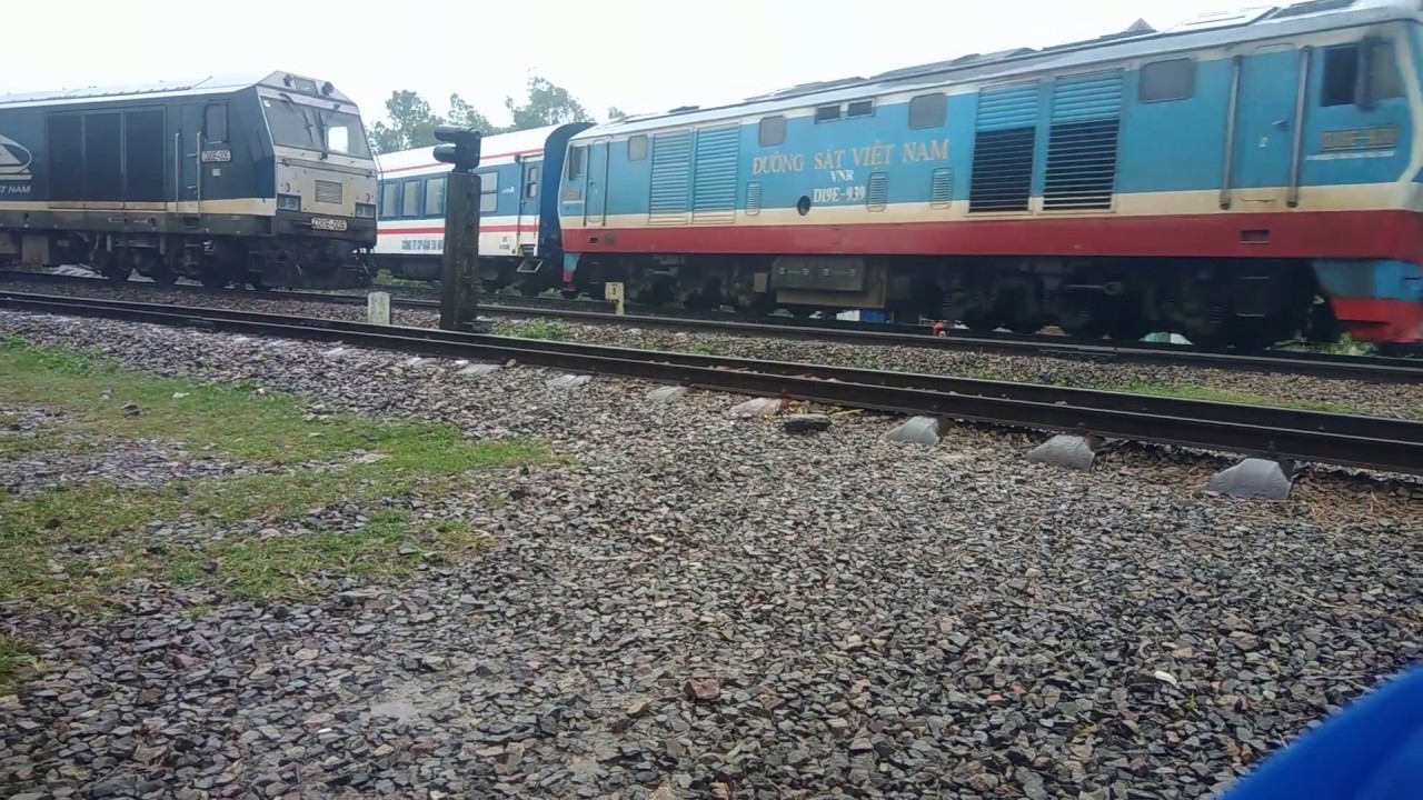 Đầu máy D19E-939 kéo tàu khách chất lượng cao SE4 vào ga Diêu Trì(14/1 ...