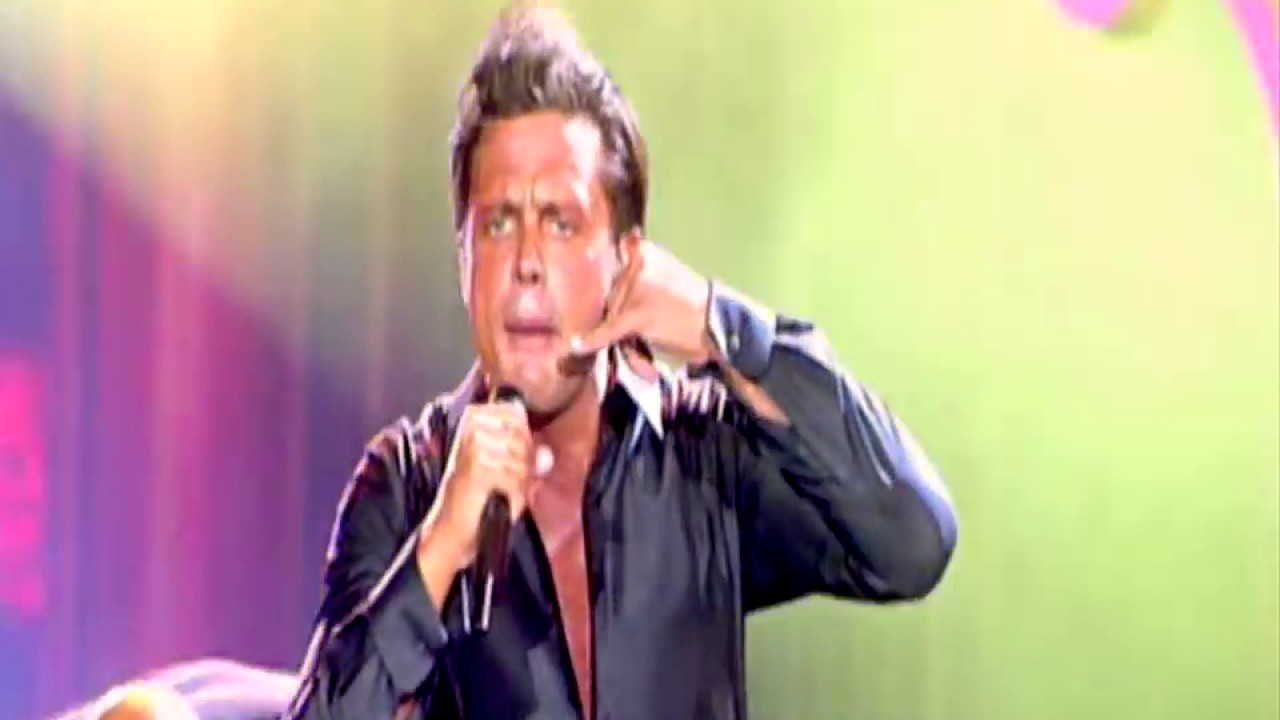 LUIS MIGUEL - COMO ES POSIBLE QUE A MI LADO (HD VIVO 2000) - YouTube